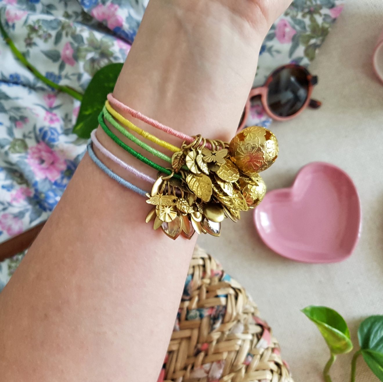 MIRANDA – Pulsera charms azul claro – Petite Blasa